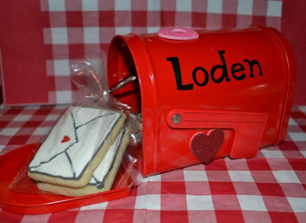 Decorating Cookies - Envelope Cookies for Valentine's Day